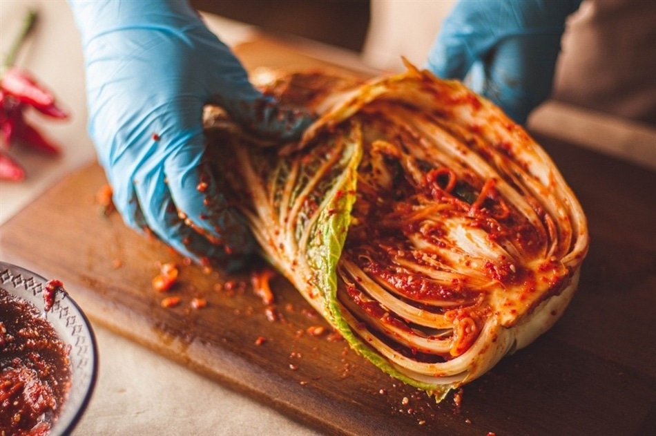 What are the effects of kimchi on human health?