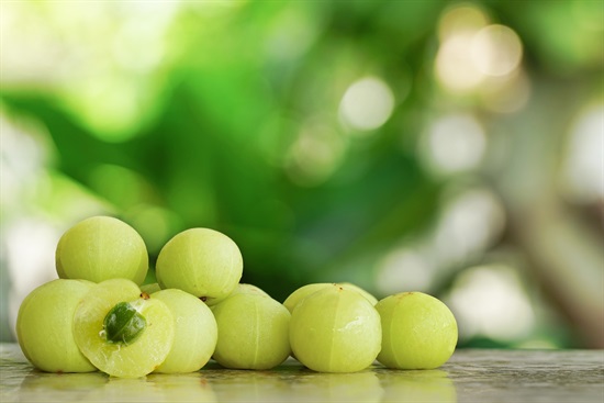 Amla (Indian Gooseberry) Health Benefits: From Vitamin C to Anti-Aging ...
